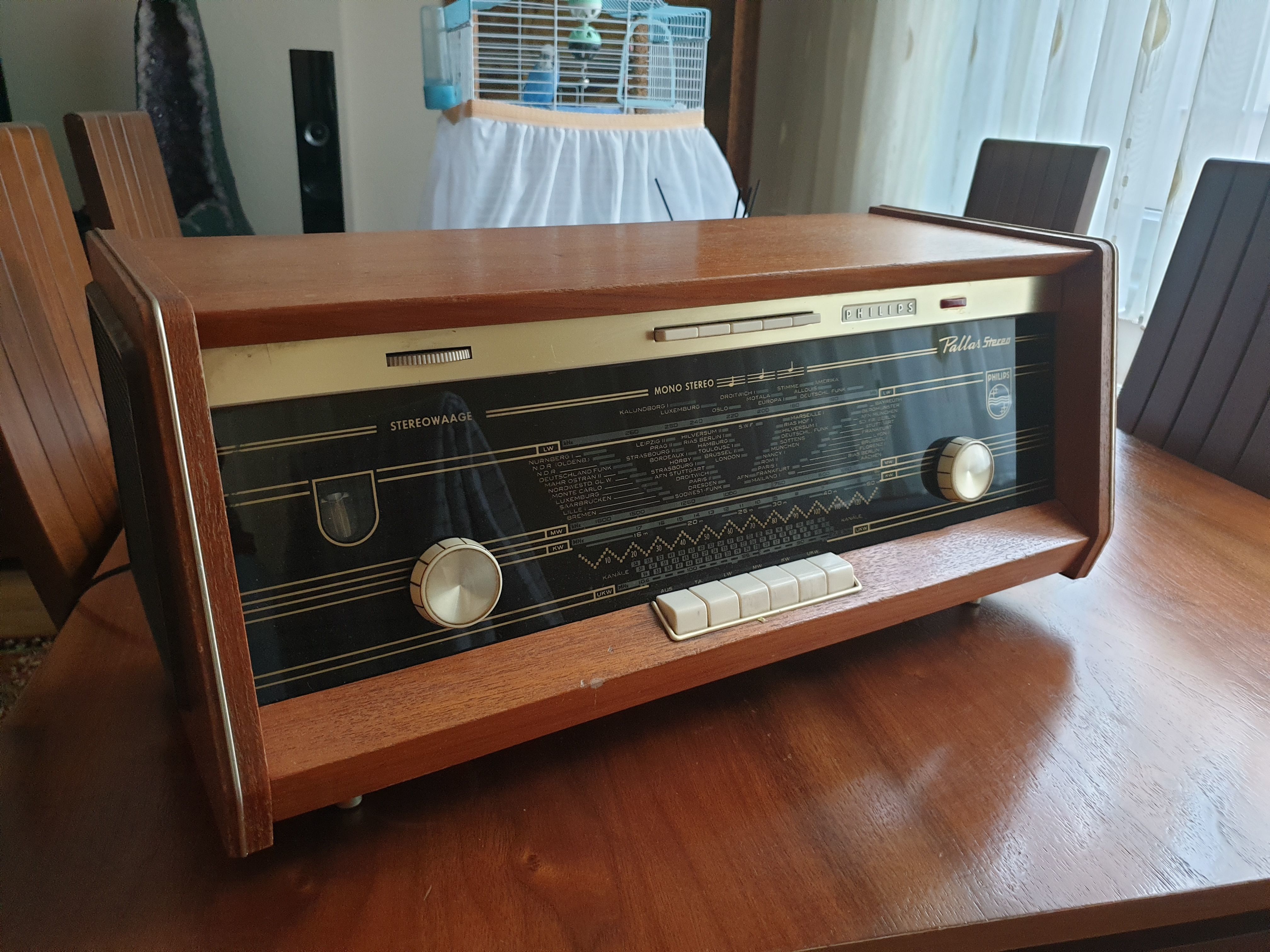 3D model Vintage Philips Radio VR / AR / low-poly | CGTrader
