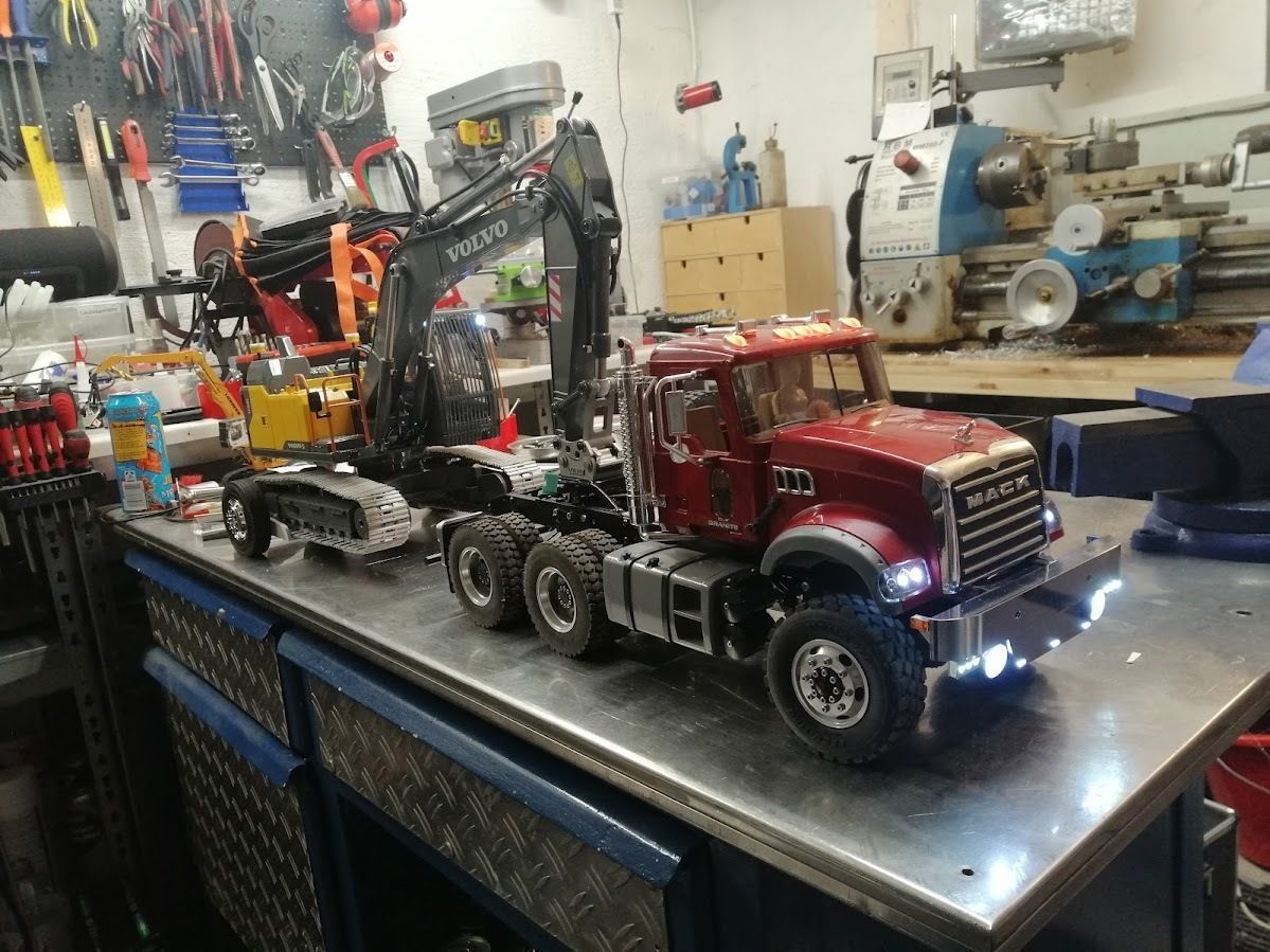 Volvo EC160 driving shoes with mounting plate 3D model 3D printable ...