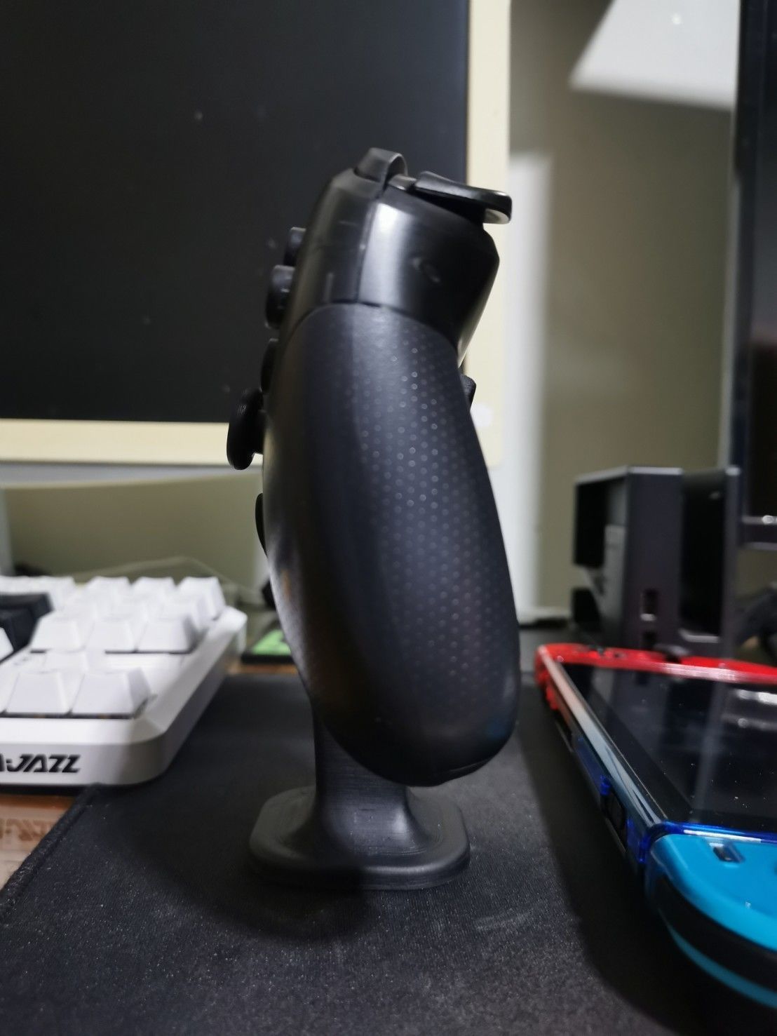 Nintendo Switch Pro Controller Holder 3D model 3D printable | CGTrader