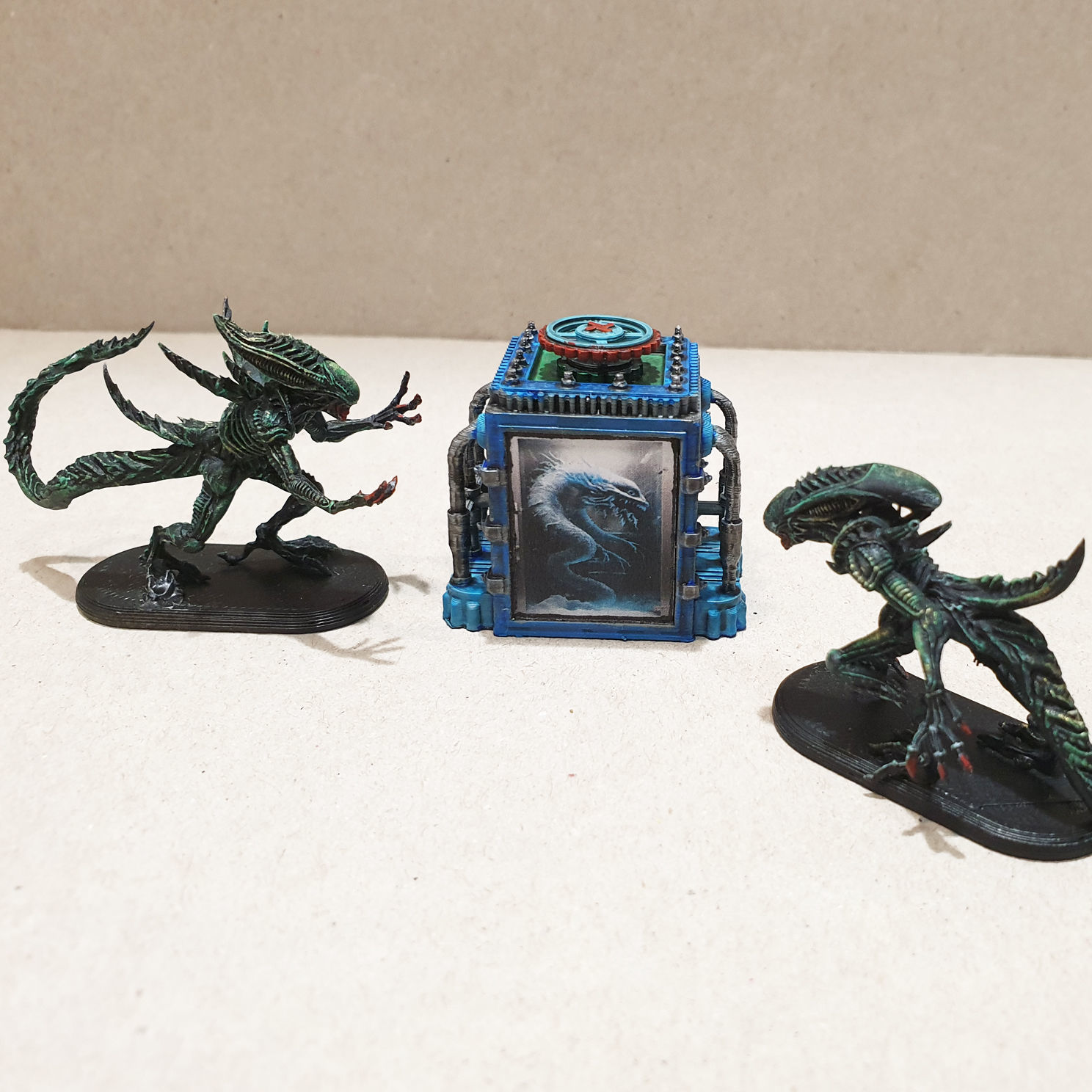 CRYOCHAMBER two alien figurines and box free 3D model | CGTrader