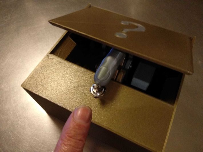 Printing and Assembly of the Useless Machine / Mistery Box